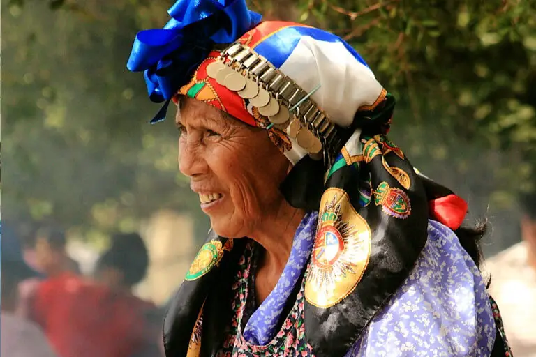 VESTIMENTA MAPUCHE » Rasgos de una indumentaria que expresa su identidad