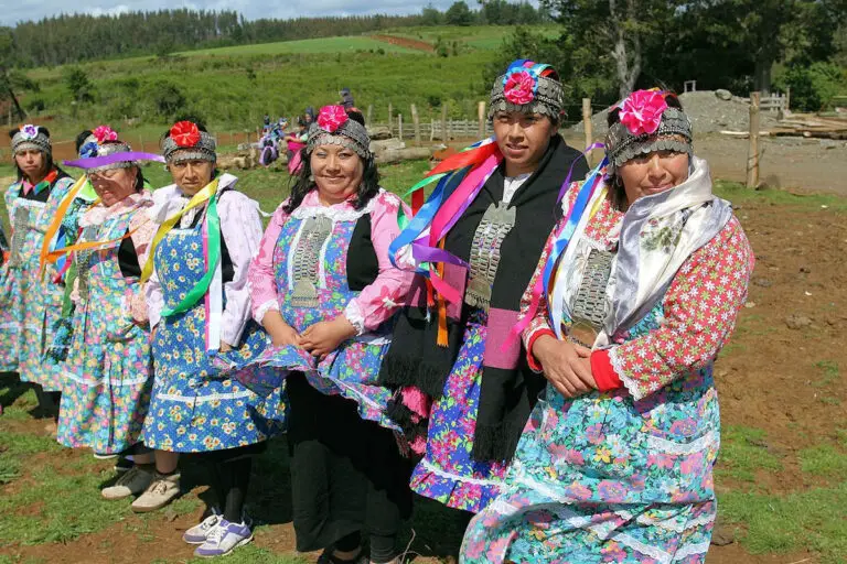 VESTIMENTA MAPUCHE » Rasgos de una indumentaria que expresa su identidad