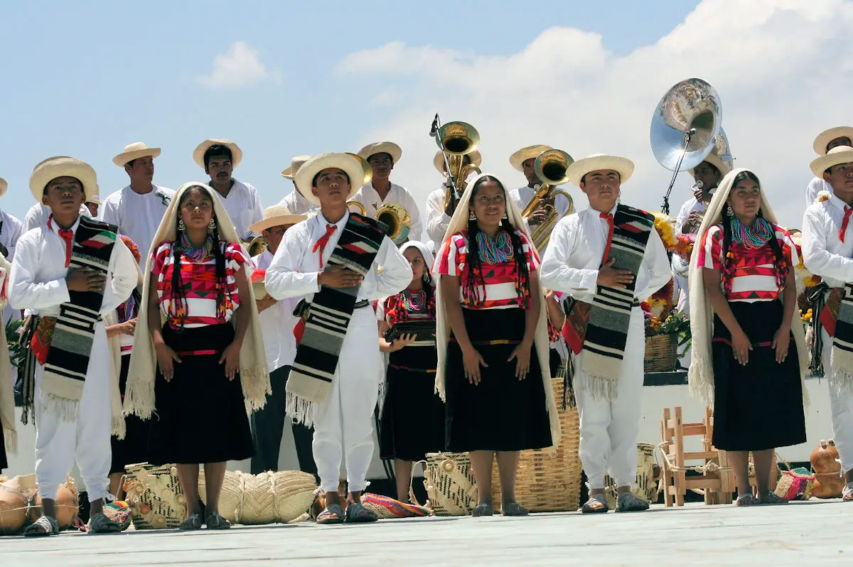 VESTIMENTA MIXTECA » Evolución y características de su típica indumentaria