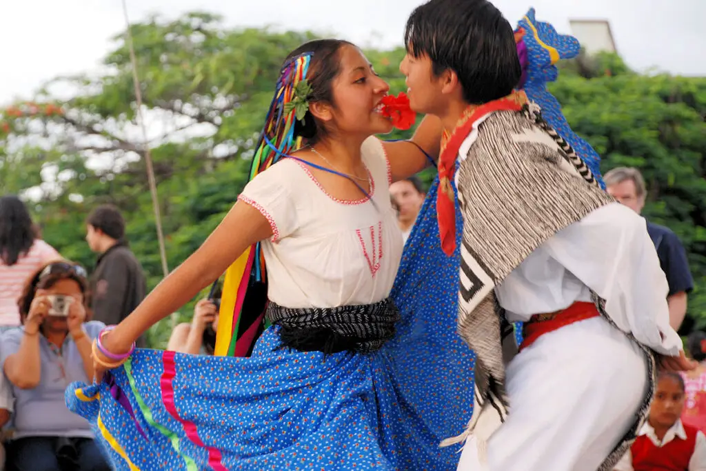 VESTIMENTA MIXTECA » Evolución y características de su típica indumentaria