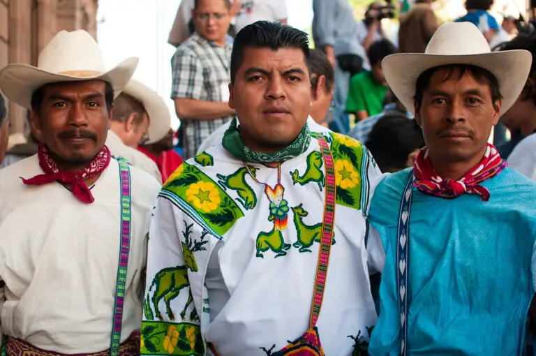 VESTIMENTA DE LOS HUICHOLES » Rasgos de sus llamativos atuendos